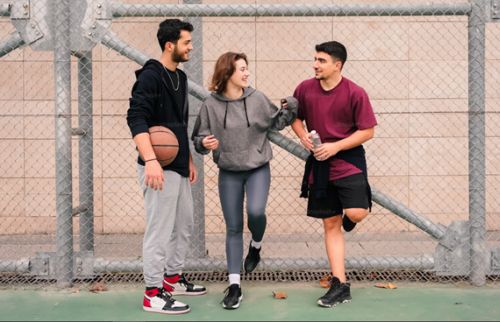 Vintage Vibes: Incorporating Retro Elements into Modern Sports Outfits ...